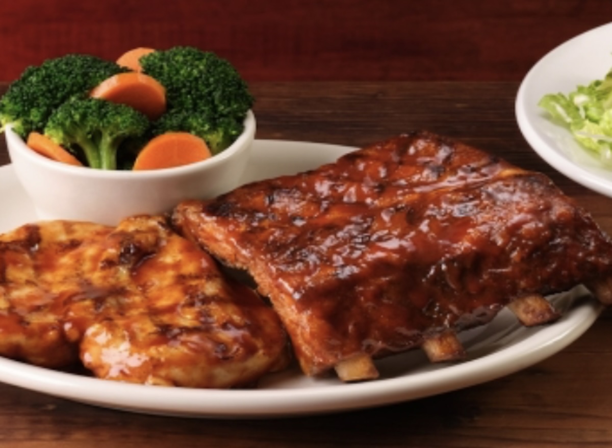 5 Best Texas Roadhouse Orders, According to Chefs