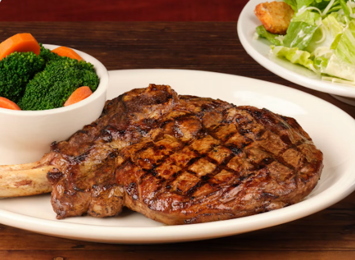 5 Best Texas Roadhouse Orders, According to Chefs