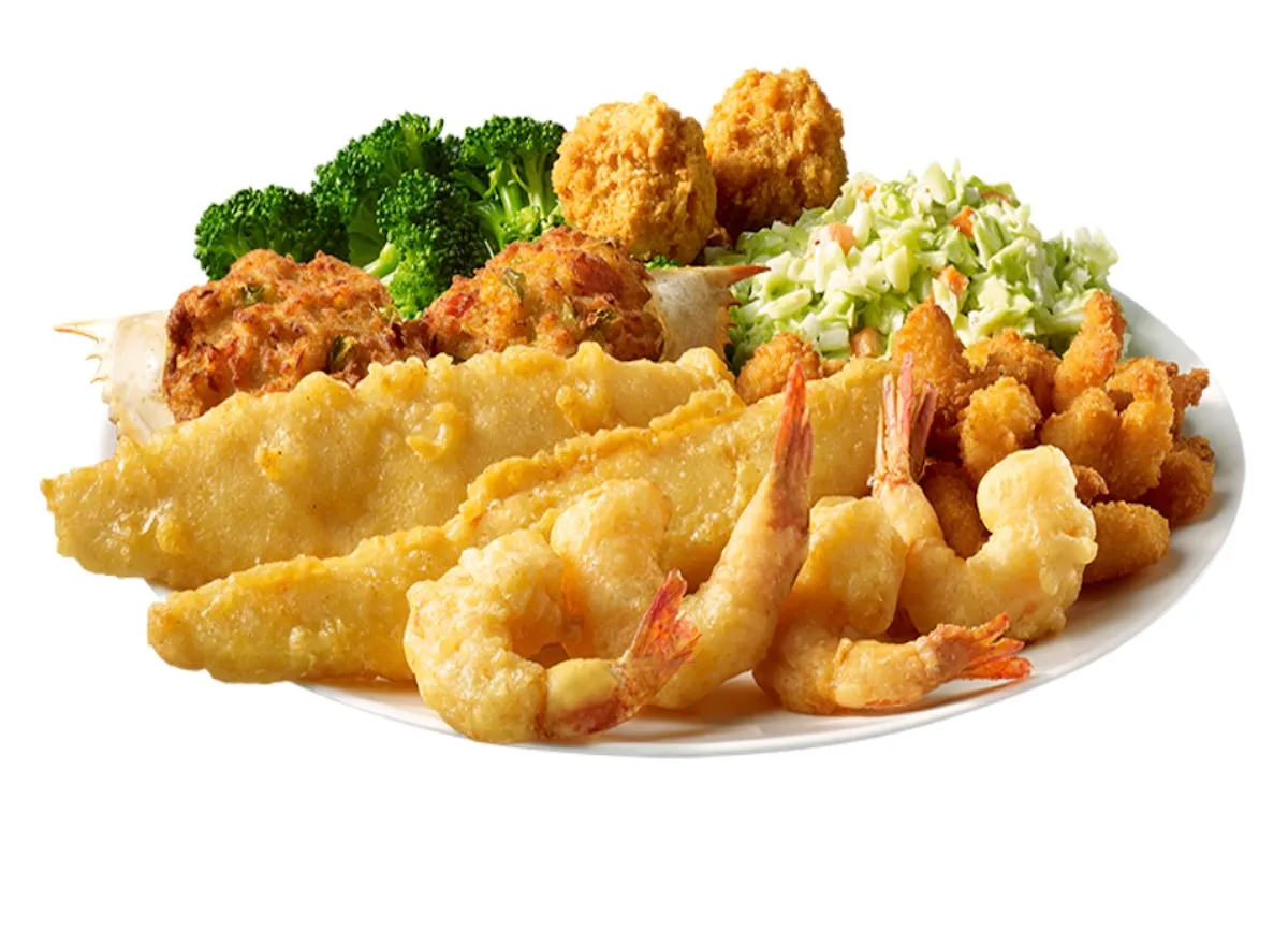 7 Restaurant Chains With the Best Seafood Combo Baskets