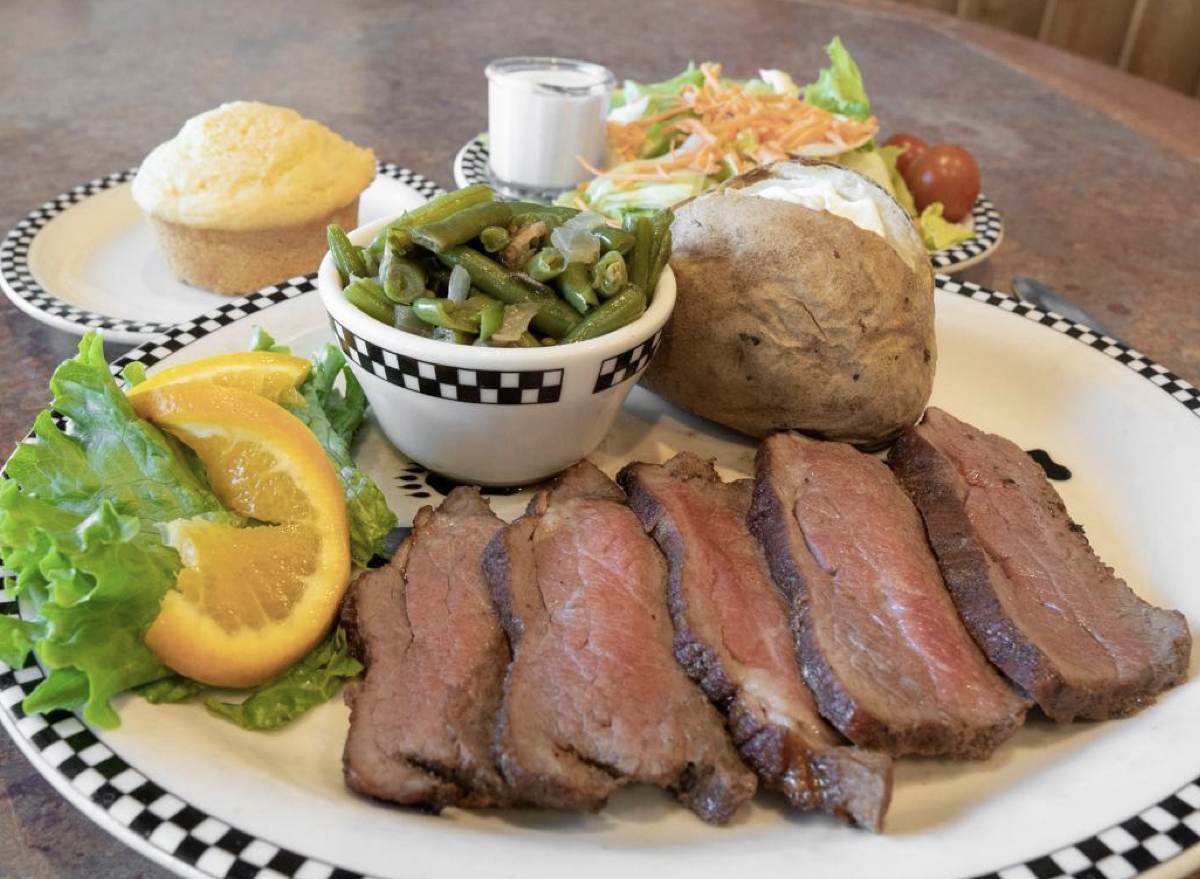 7 Restaurant Chains Serving the Best Roast Beef Dinners This Holiday Season