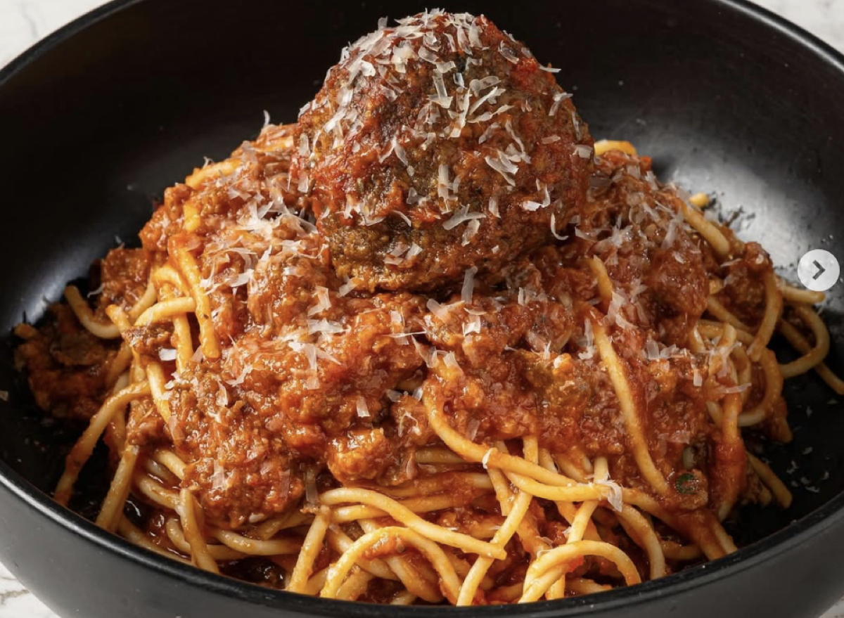 6 Restaurant Chains With the Best Spaghetti and Meatballs, According to ...