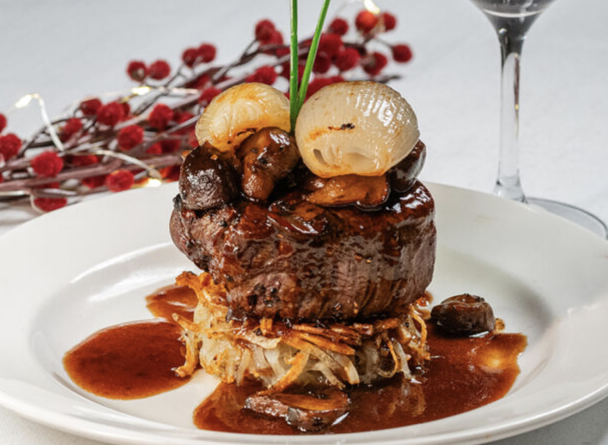 7 Restaurant Chains Serving the Best Roast Beef Dinners This Holiday Season