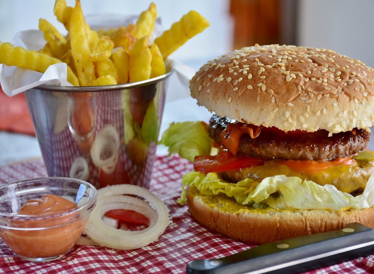 5 Restaurant Chains With the Best Burgers and Fries, According to Chefs