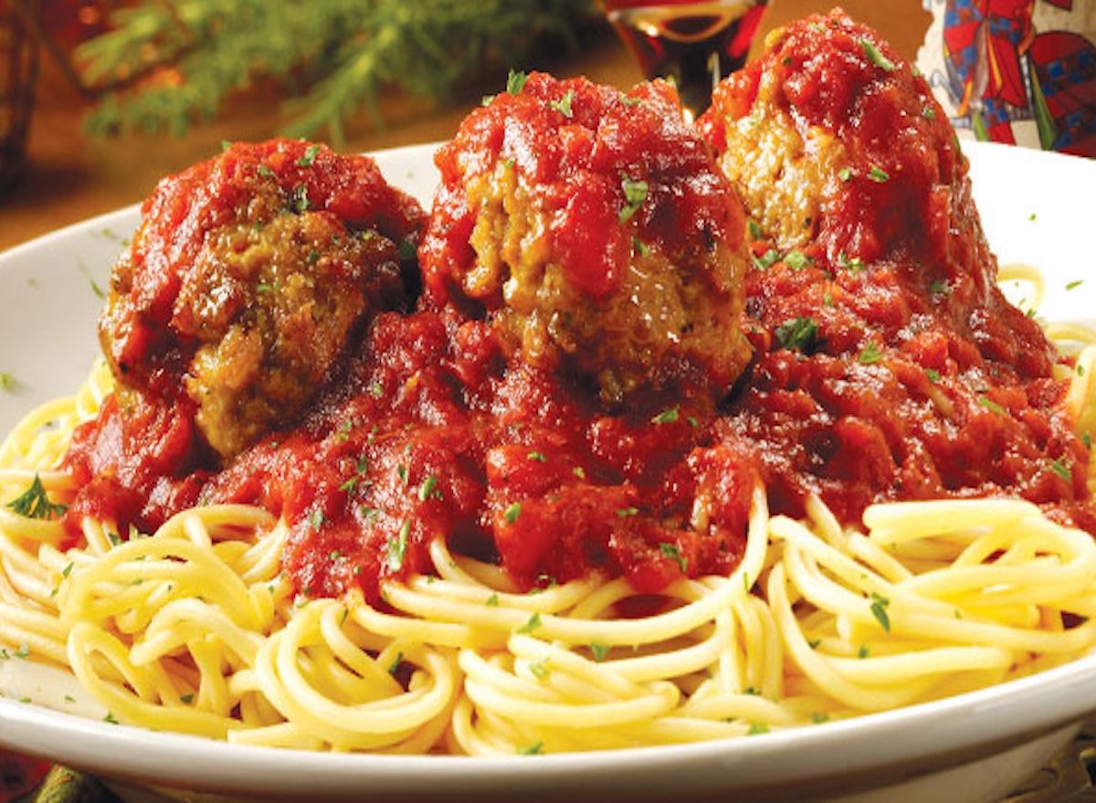 6 Restaurant Chains With the Best Spaghetti and Meatballs, According to ...