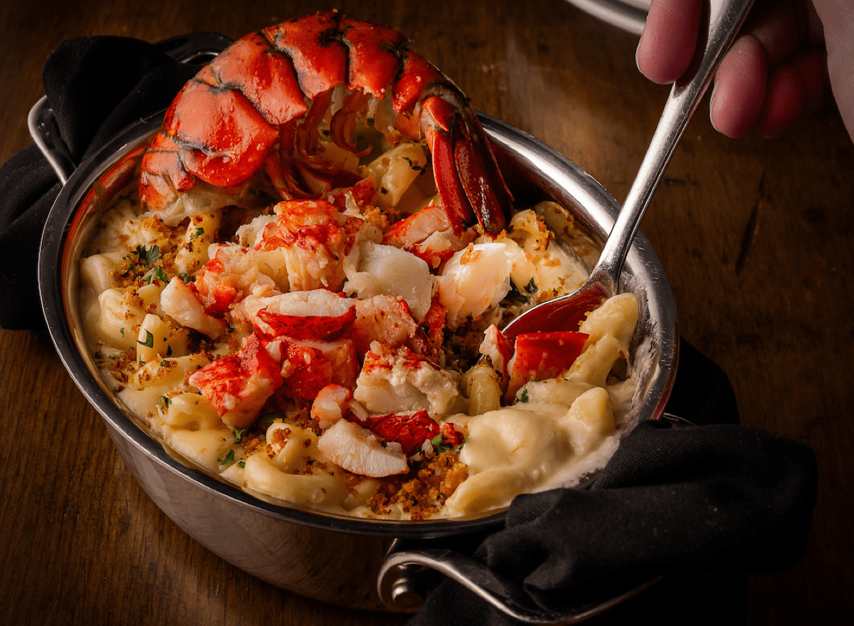 7 Chain Restaurants Still Making Mac and Cheese From Scratch