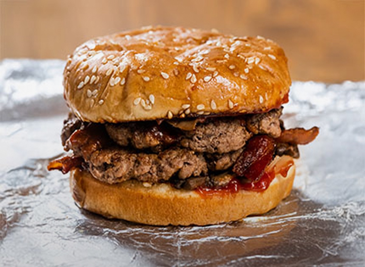 5 Chain Restaurants Famous for Serving Burgers That Barely Fit on the Bun
