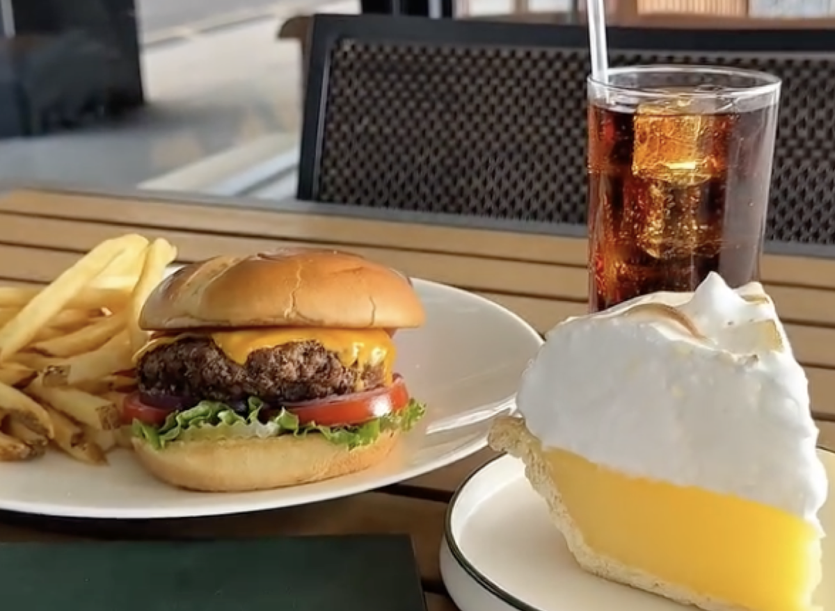 7 Chain Restaurants Where Burgers Cost Around $10 or Less