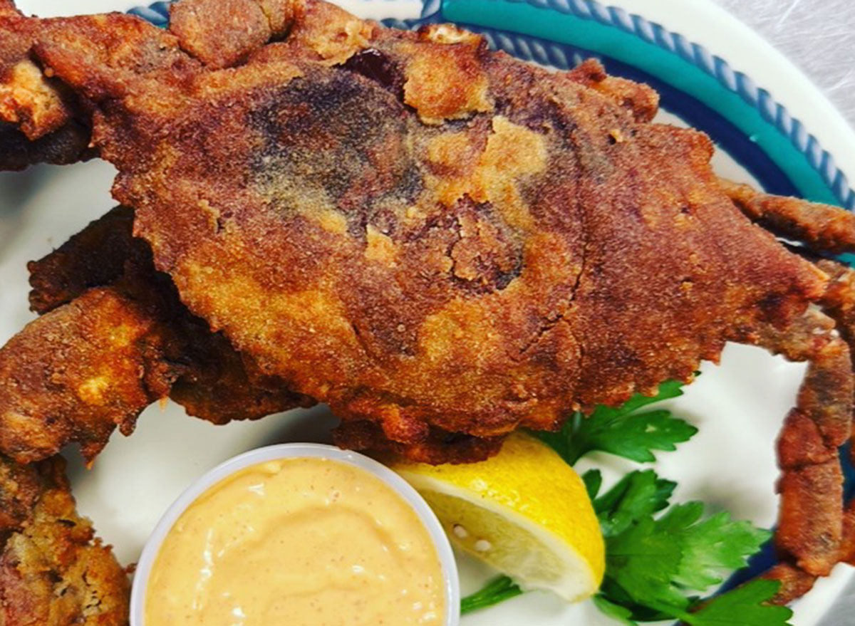 4 Chain Restaurants With the Best Fried Soft-Shell Crab Sandwich