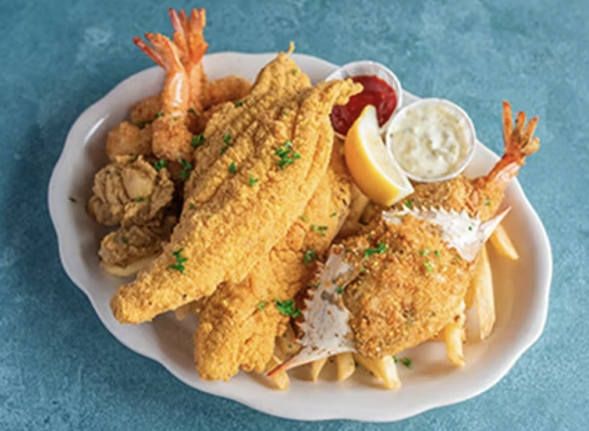 5 Chain Restaurants With the Best Seafood Platters, According to Chefs